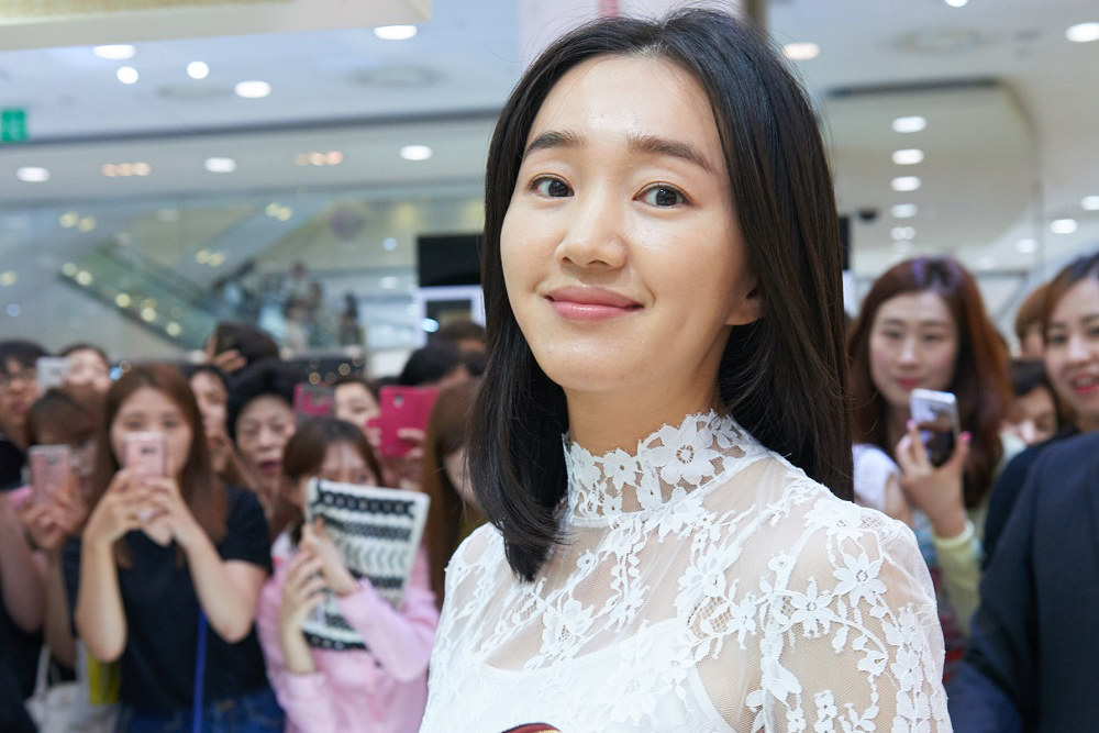 [DAILY LOOK] 수애의 단아한 쇼핑 나들이 - 패션서울