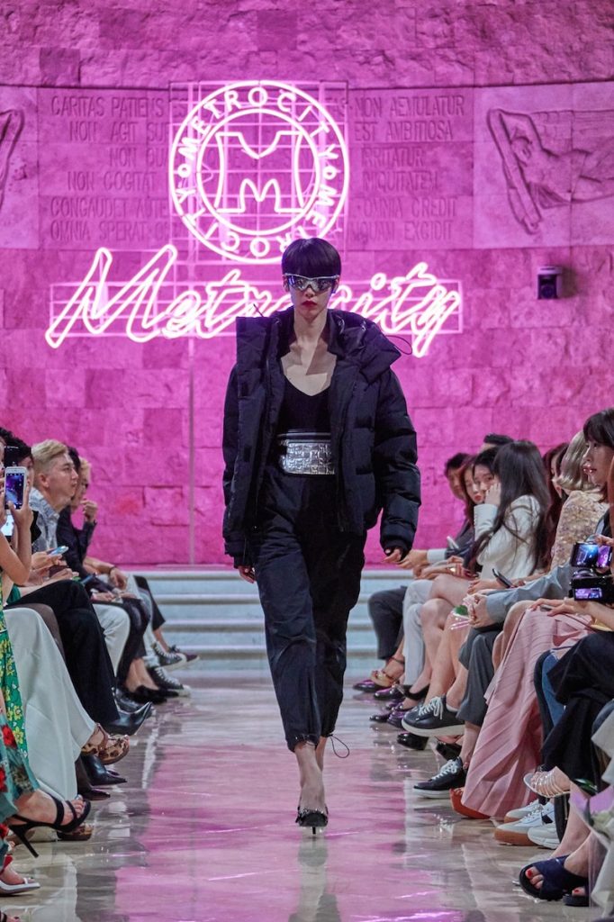 메트로시티, 18FW&19SS 컬렉션...‘화이트 로즈로 수 놓다’ | 패션서울