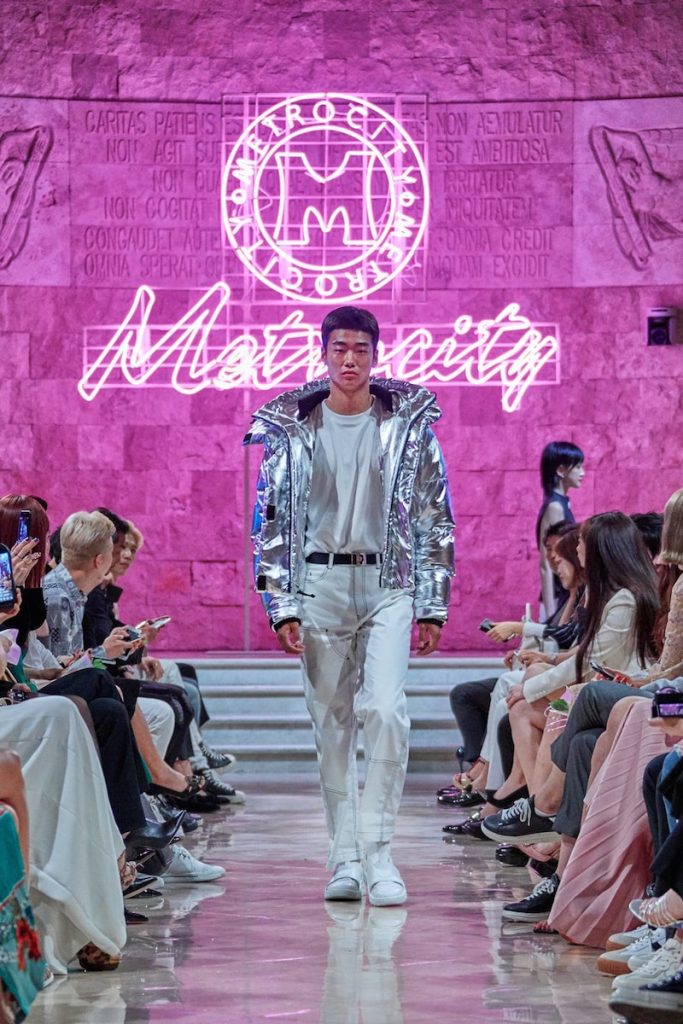 메트로시티, 18FW&19SS 컬렉션...‘화이트 로즈로 수 놓다’ | 패션서울