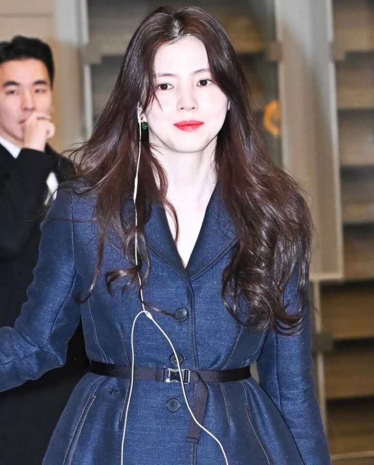 ‘여신의 귀환' 한소희 공항패션 - 패션서울